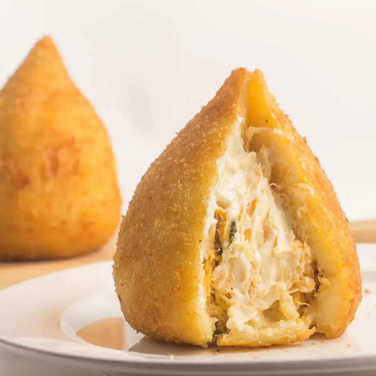 Coxinha de Frango Tradicional com Massa Macia e Recheio Cremoso ...